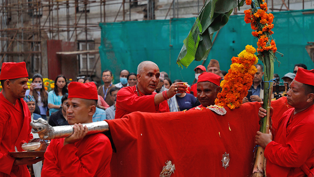 दसैँघरमा हर्षोल्लासका साथ फुलपाती भित्र्याउदै - Joy Nepal Joy Nepal